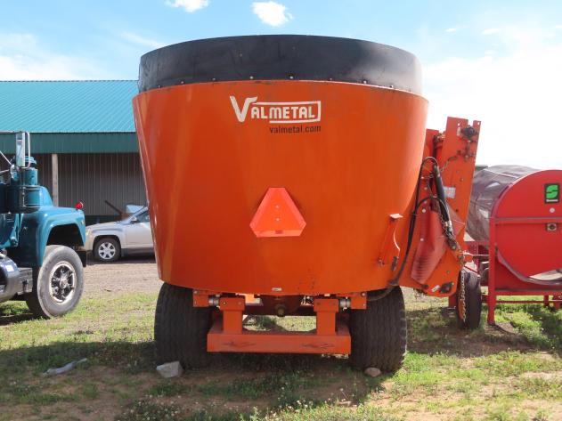 ValMetal V-Mix 400 Hay and Forage Grinders/Mixers for Sale | Tractor Zoom