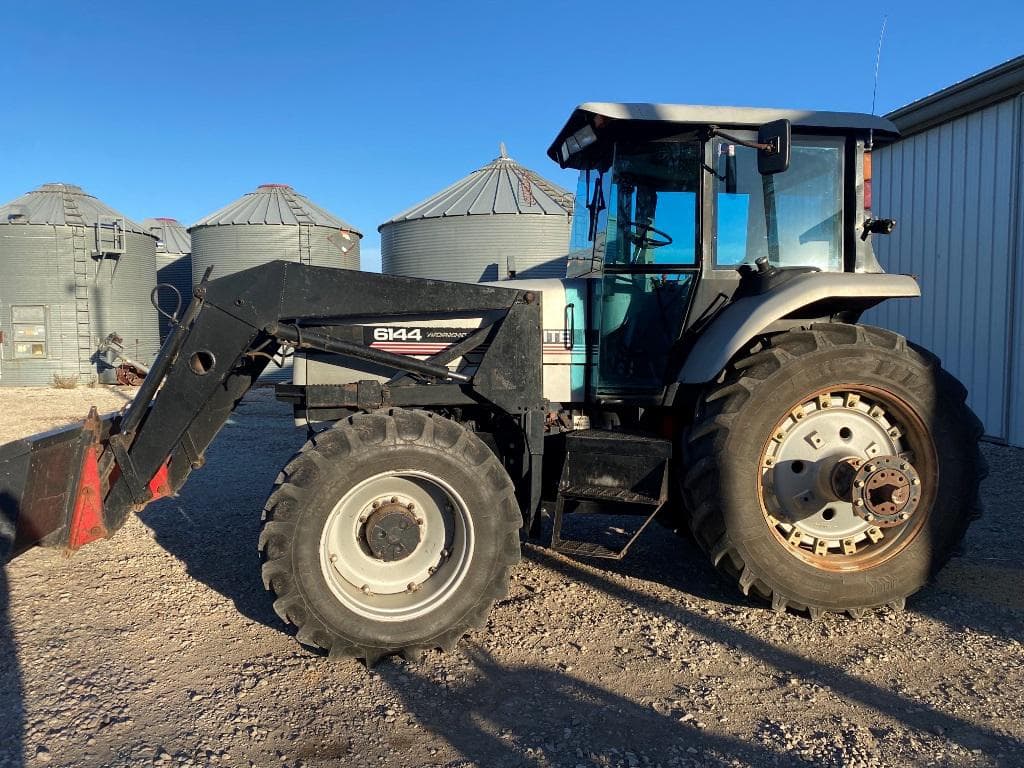 Tractor Zoom - AGCO White 6144