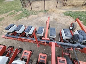 SOLD - White 6900 Planter splitter Planting with 11 Rows | Tractor Zoom